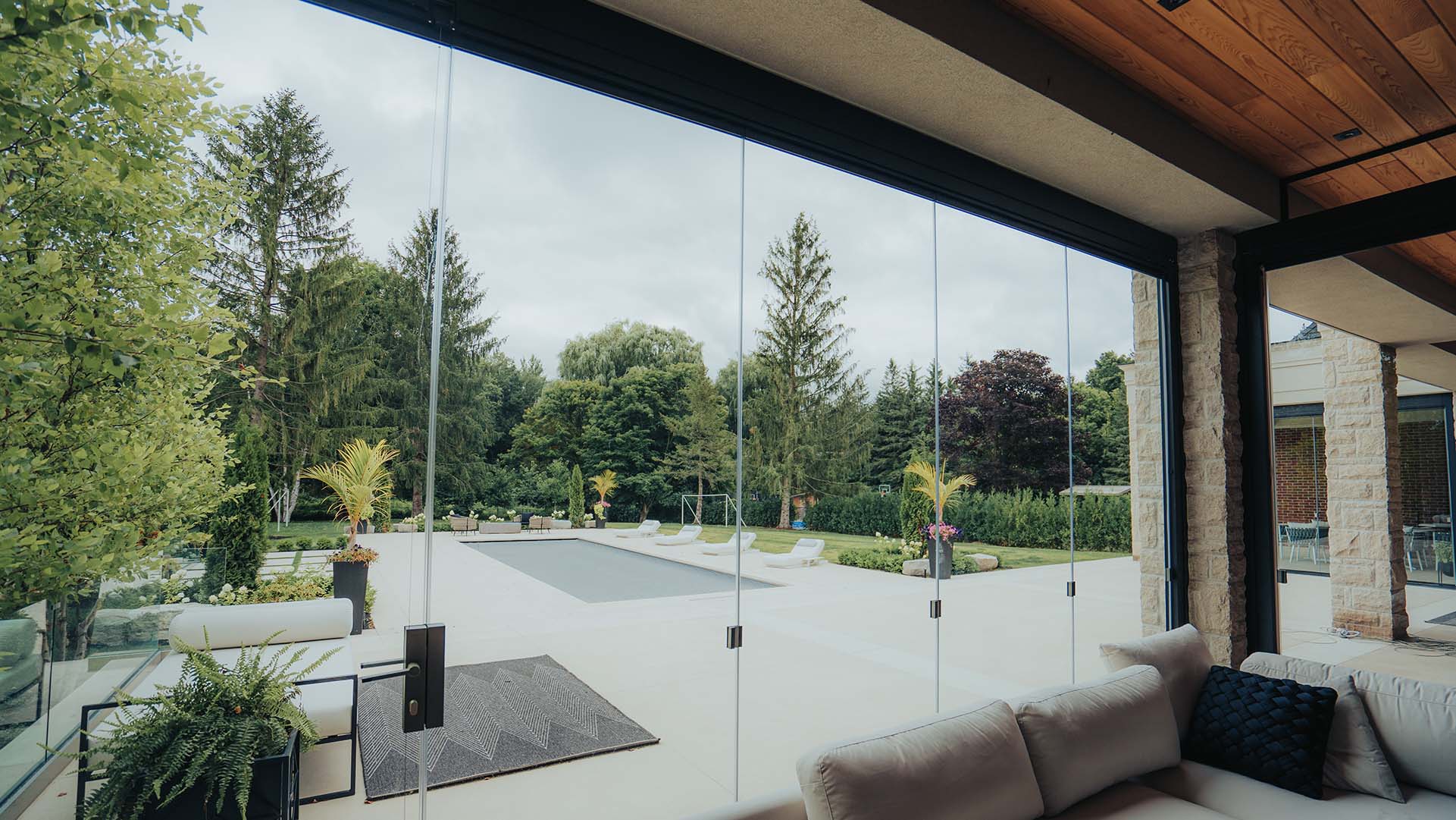 How Much Does a Glazing System Weigh? - Lumon